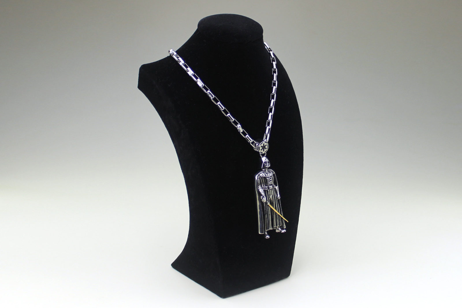 Review - Han Cholo Darth Vader necklace - The Kessel Runway